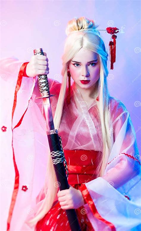 一个打扮得像个妓女，带片假名 库存照片 图片 包括有 有吸引力的 方式 聚会所 女孩 样式 和服 199498748
