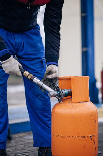 남자 급 유 Lpg 용기 병에 대한 스톡 사진 및 기타 이미지 병 액화 석유 가스 채움 Istock