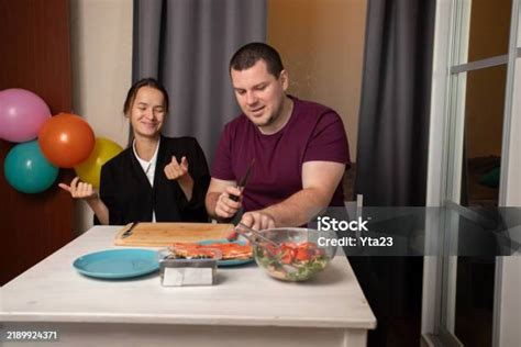 아버지와 딸이 음식을 준비하고 부엌에서 가족이 요리하고 재료를 함께 썰기 20 24세에 대한 스톡 사진 및 기타 이미지 20 24세 2명 35 39세 Istock