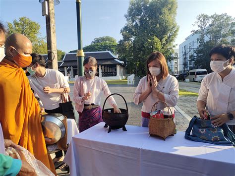 พิธีทำบุญตักบาตรเนื่องในวันวิสาขบูชา ประจำปี 2566 สำนักส่งเสริมศิลปวัฒนธรรมและล้านนาสร้างสรรค์