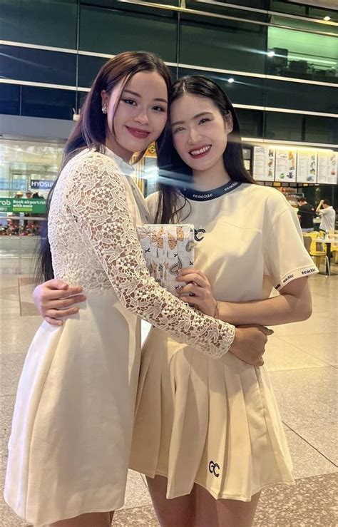 Hoa hậu Ý Nhi về nước bạn trai và gia đình ra tận sân bay đón 2sao