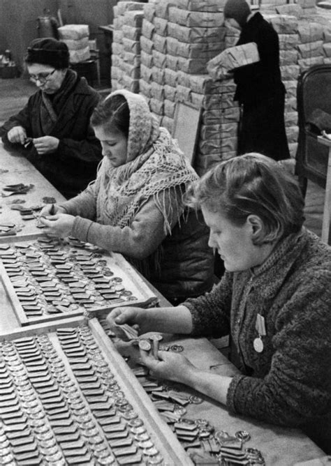 Изготовление медалей «За оборону Ленинграда на ленинградском монетном дворе — военное фото