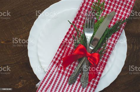 크리스마스 크리스마스 장식 전나무 분기와 어두운 나무 배경 테이블 포크와 나이프 세트입니다 0명에 대한 스톡 사진 및 기타