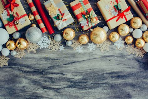 크리스마스 선물 상자 골든 볼 장식과 나무 보드에 배경 새 해 텍스처입니다 0명에 대한 스톡 사진 및 기타 이미지 0명 겨울 공휴일 Istock