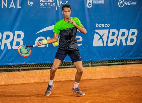 saraiva vence duelo de 3h15 em maceió alves e daniel seguem tenisbrasil