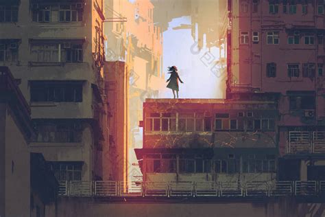 神秘的小女孩站在一幢老楼的屋顶上图片 包图网企业站