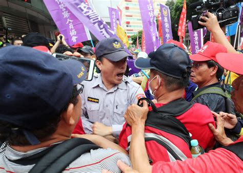 警消不服從 遊行隊伍與警爆衝突（1） 圖