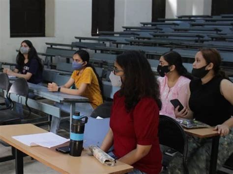 Ugc Du Allows Two Degrees Simultaneously At Its Colleges After Ugc