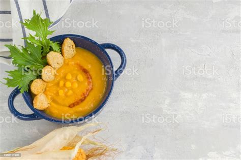 건강한 식단 밝은 배경에 파란색 그릇에 크림 옥수수 수프 채식주의자와 채식주의자를 위한 맛있는 음식 맨 위 보기입니다 공간을