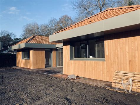 Construction dune cabane en bois épurée et discrète stolz architecture