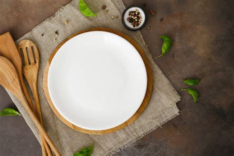 무료 사진 분홍색 보라색 종이 냅킨이 있는 접시와 유리잔 및 기타 수저가 있는 식탁의 클로즈업