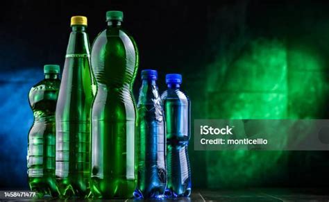 Botol Plastik Berbagai Macam Minuman Ringan Berkarbonasi Foto Stok