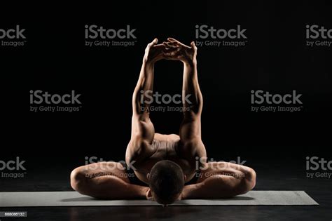Hombre Sentado En Posición De Yoga Foto De Stock Y Más Banco De