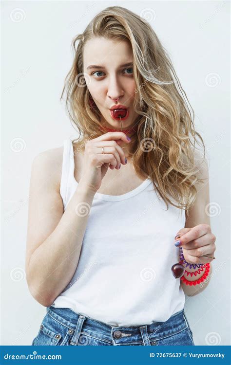 Sexy Blondemeisje Die Kersen Eten Stock Afbeelding Image Of