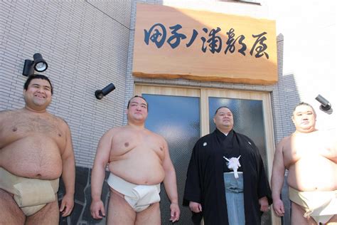 ＜田子ノ浦部屋＞部屋の看板を背景に新たな決意で。高安、稀勢の里、田子ノ浦親方、若の里。sumo 日本相撲協会公式九月場所 前売券販売開