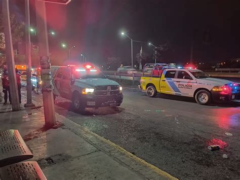 Policías de Monterrey lesionados por chocar contra poste de luz