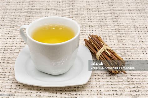 배경과 귀여운 작은 막대기의 무리에 꽃무늬 테이블 천으로 애플 차 한 잔의 클로즈업 0명에 대한 스톡 사진 및 기타 이미지