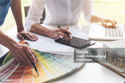 2 인테리어 디자인 또는 아키텍처 선택 혁신 및 기술 개념에 대 한 작업 도구와 색상 견본 컬러 차트 색상 샘플 드로잉의 프로젝트에 일에 그래픽 디자이너 Cmyk에 대한