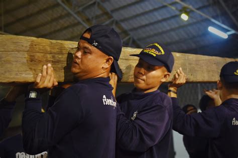 เรือพระราชพิธี ช่างรอก อธบ อร ขณะอัญเชิญเรือพระที่นั่งนารายณ์ทรงสุบรรณรัชกาลที่ ๙ ลงน้ำ