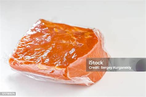 패키지에는 고기 소시지와 진미 훈제 고기 또는 그릴 흰색 고립 된 배경에 있습니다 0명에 대한 스톡 사진 및 기타 이미지 0