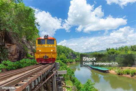 기차 차 세계 대전 역사적인 철도 기차에 관광객의 많은 사망 철도로 알려진 콰이 노이 강 칸차나부리 지방 기관차 증기 열차 태국의 아름다운 전망을 사진을 찍고 0명에 대한