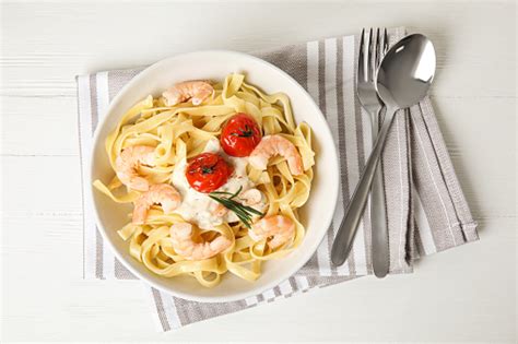 흰색 나무 테이블에 제공되는 새우와 맛있는 파스타 상단 보기 숟가락에 대한 스톡 사진 및 기타 이미지 숟가락 포크 0명