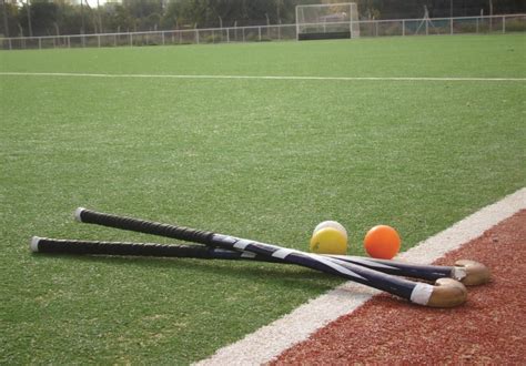 Dos Ofertas Para Colocar Césped Sintético En La Cancha De Hockey En