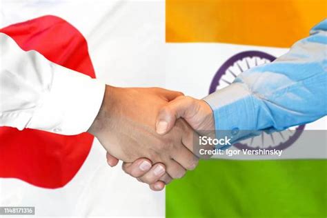 Jabat Tangan Di Latar Belakang Bendera India Dan Jepang Foto Stok