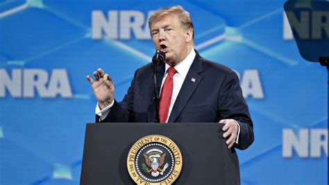 Donald Trump Visé Par Un Drôle Dobjet Lors Dun Discours