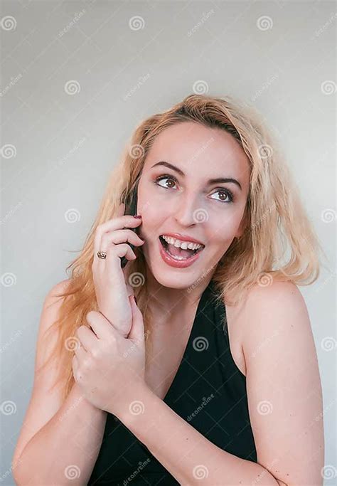 Una Mujer Se Ríe Mientras Habla Por Teléfono Rubio Con Ojos Marrones