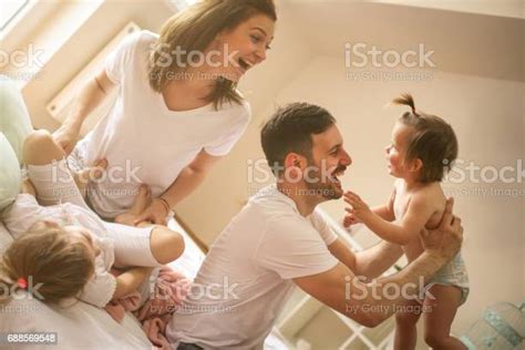 가족 집에서 자유 시간을 보내고입니다 침대에 그들의 딸과 재미 명랑 한 가족 6 7 살에 대한 스톡 사진 및 기타 이미지 6