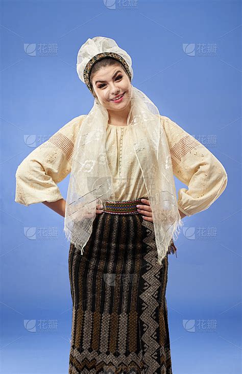穿着传统服装的罗马尼亚妇女
