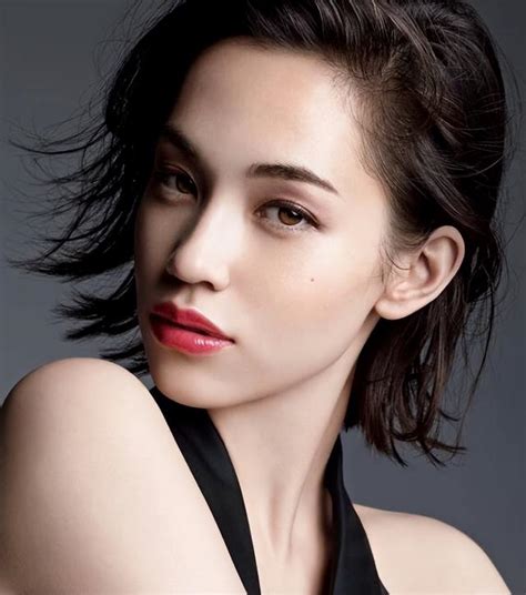 混血超模水原希子曬螞蟻腰，穿低腰裙露一截，身後啤酒食物太雜亂 每日頭條