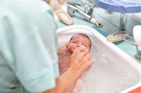 Una Enfermera Da El Primer Baño A Un Bebé Recién Nacido Foto Premium