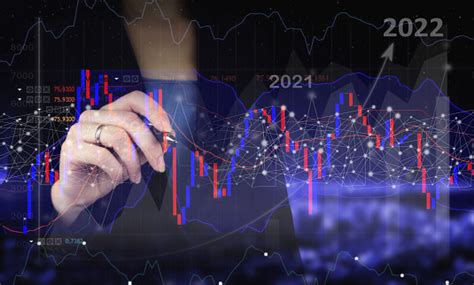 그의 사업에 대한 성장과 긍정적인 지표의 증가를 계획합니다 손 디지털 그래픽 펜을 들고 도시 어두운 흐린 배경에 디지털 홀로그램 성장 그래프 차트 기호를 그리기 경제에 대한