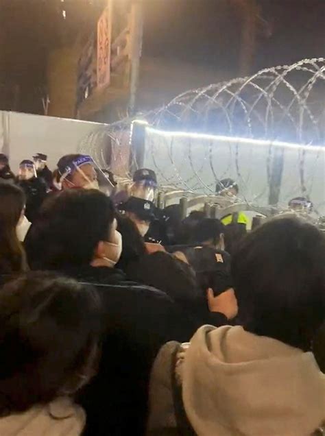 广州白云机场入境旅客连日抗议仍被隔离 青岛冲突视频曝光 — 普通话主页