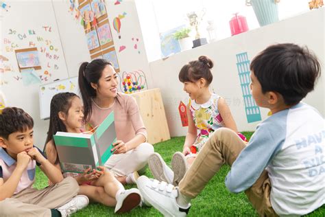 讲故事高清图片 幼儿园老师给小朋友们讲故事 人像图片免费下载 格式 5184像素 编号39951518 千图网