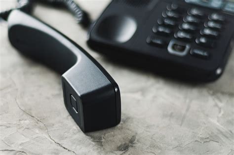 오래 된 회색 콘크리트 테이블에 송수화기 데스크 전화 통신 개념 0명에 대한 스톡 사진 및 기타 이미지 0명 검은색