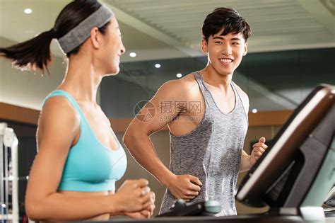 训练户内青年人在健身房里健身高清图片下载 正版图片501954054 摄图网