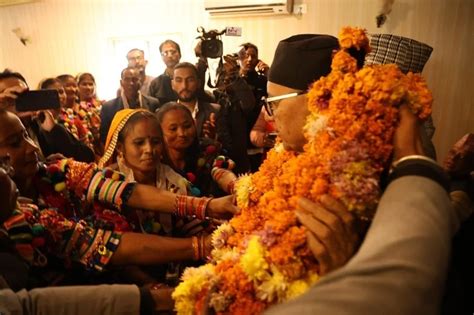 धनगढीमा नेता कोइरालालाई १५ किलोको माला