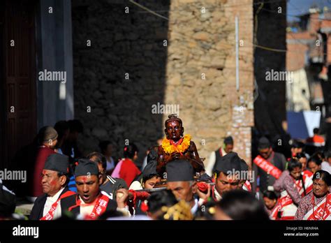 Kathmandu Nepal 31st Oct 2016 Newari People Carrying Statue Of