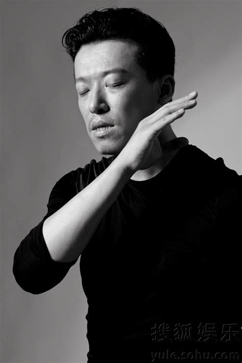郭昊伦黑白写真展露专注态度 沉浸表演释放自我