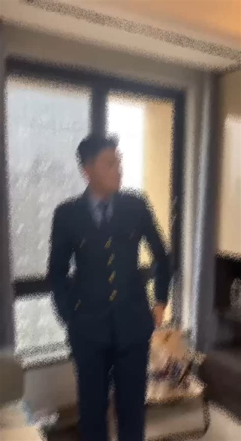 我一直在你身旁從未走遠。制服