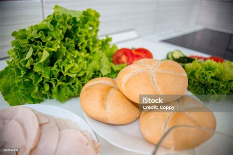 요리 음식 재료 살라미 조각 양상추 샐러드 치즈 버터 빵 롤빵 오이 샌드위치 Sos 및 토마토 위쪽 보기 0명에 대한 스톡 사진