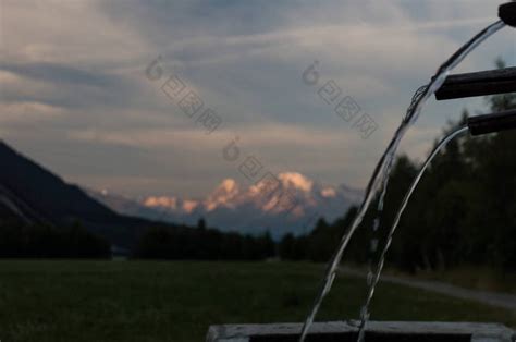 清晨白雪覆盖的山川图片 包图网企业站