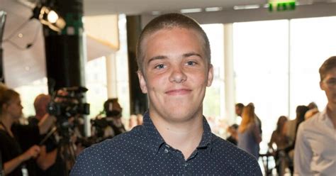 Sonen Tar Avstånd Från Familjen Jespers Och Mias Stora Sorg Svensk Dam