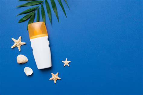 자외선 차단제 스프레이 병 태양 보호 크림과 색상 배경에 열대 녹색 잎이있는 바다 껍질이있는 병 상단 전망 0명에 대한 스톡 사진 및 기타 이미지 Istock