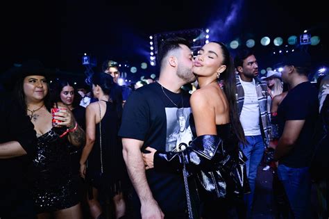 Gabriela Versiani Ganha Beijo De Murilo Huff No Cangote Durante