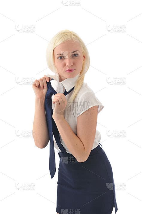 年轻的金发女子，身穿迷你裙，白衬衫，打着领带