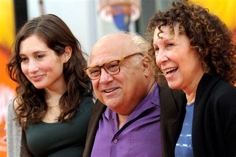 Danny Devito And Rhea Perlman With Daughter Celebrity Families Movie Stars Celebrity Couples
